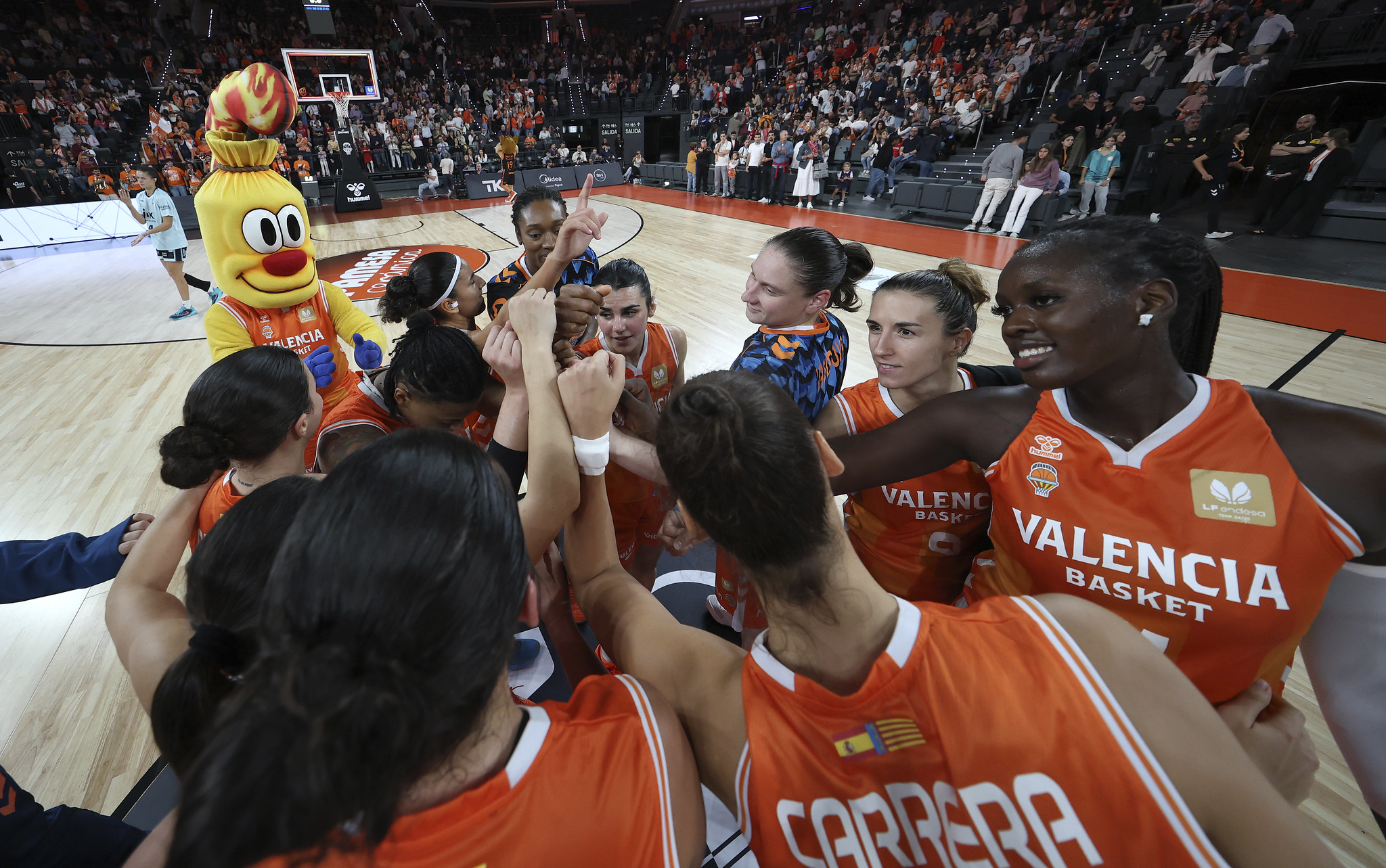 Party at the LF Endesa season opener at Roig Arena with a victory (69 ...
