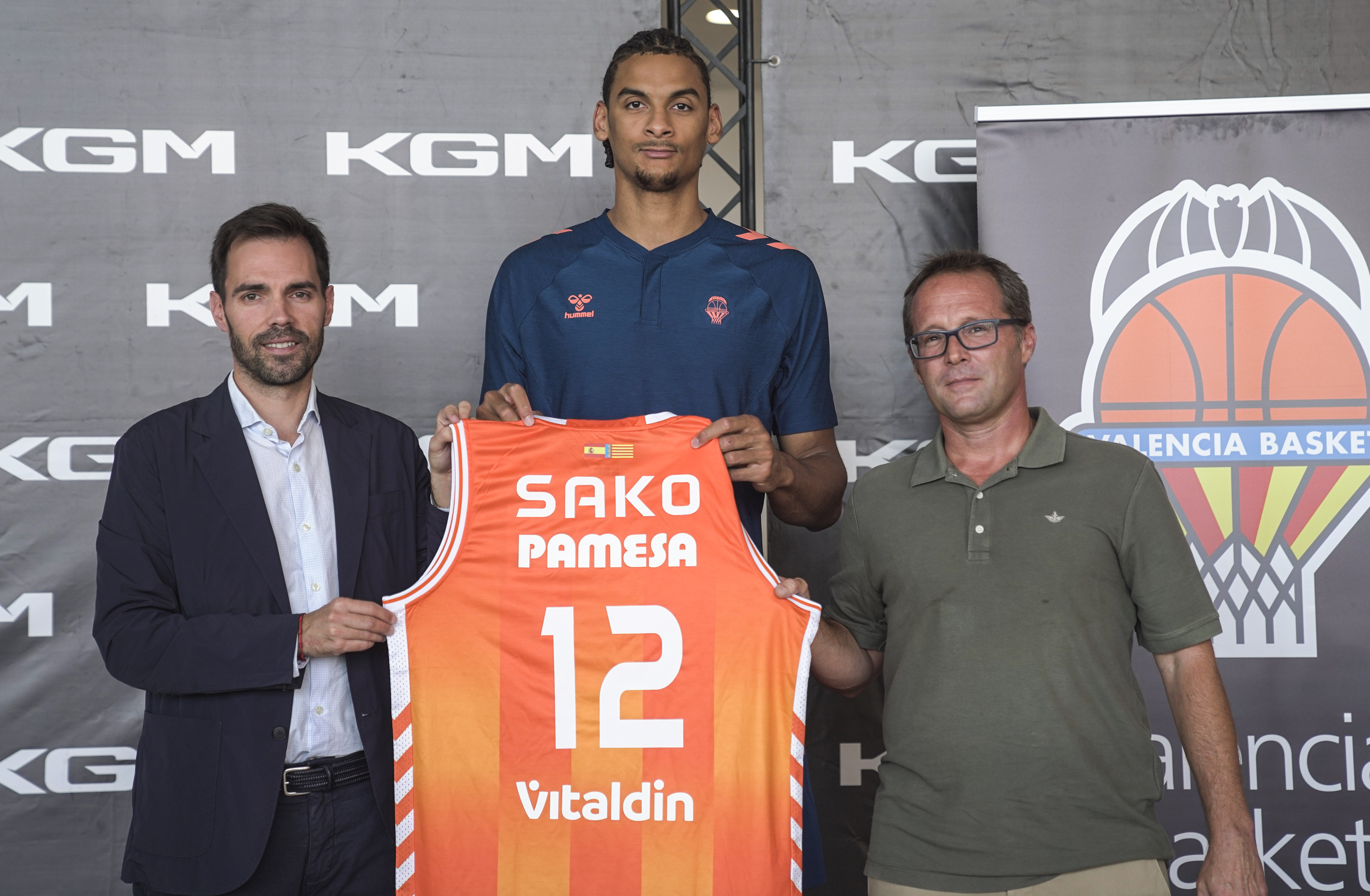 Neal Sako, introduced as new taronja player at KGM Autopista Sur ...