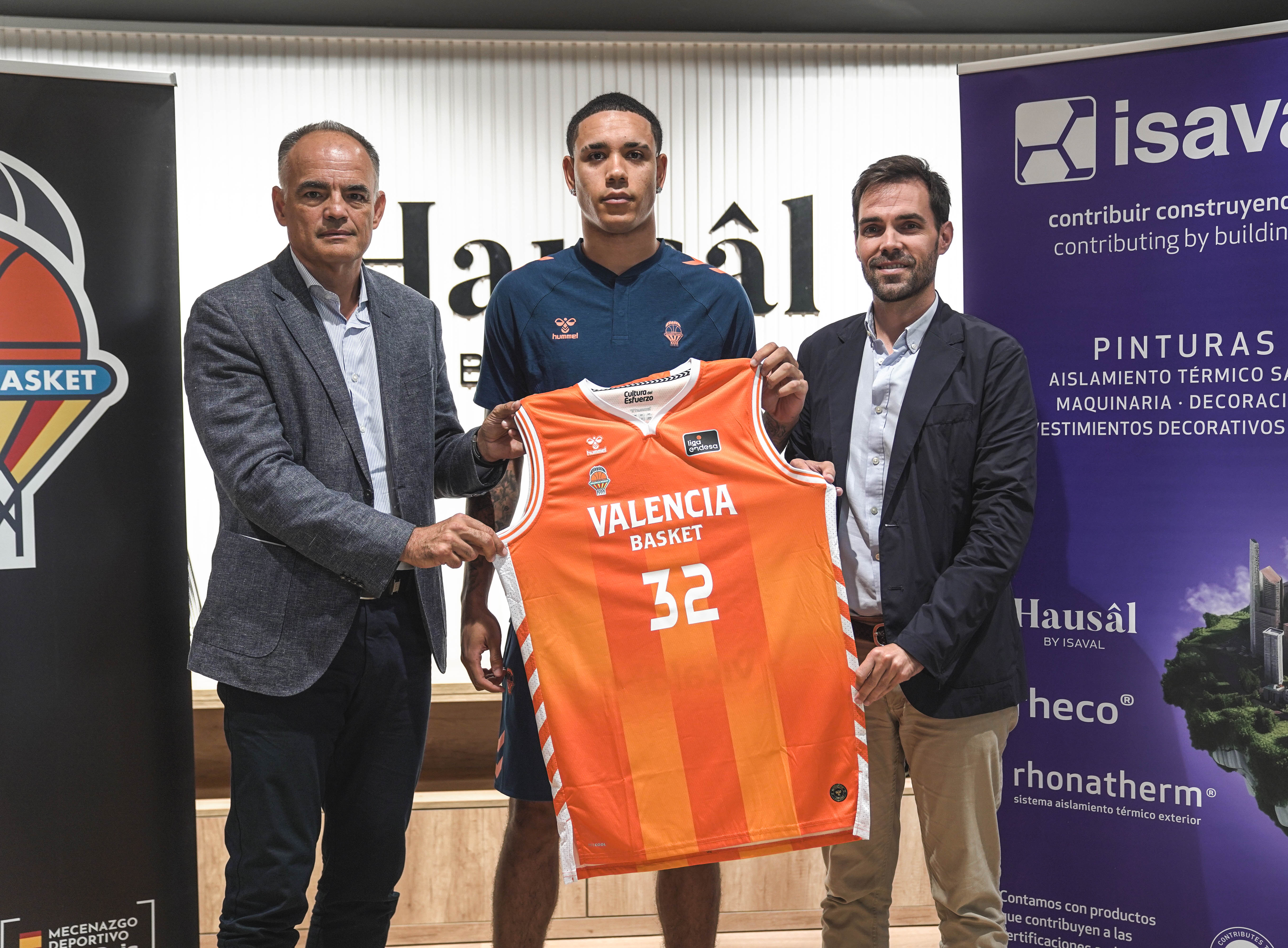 Isaac Nogués, introduced as new Taronja player at Isaval - Valencia ...
