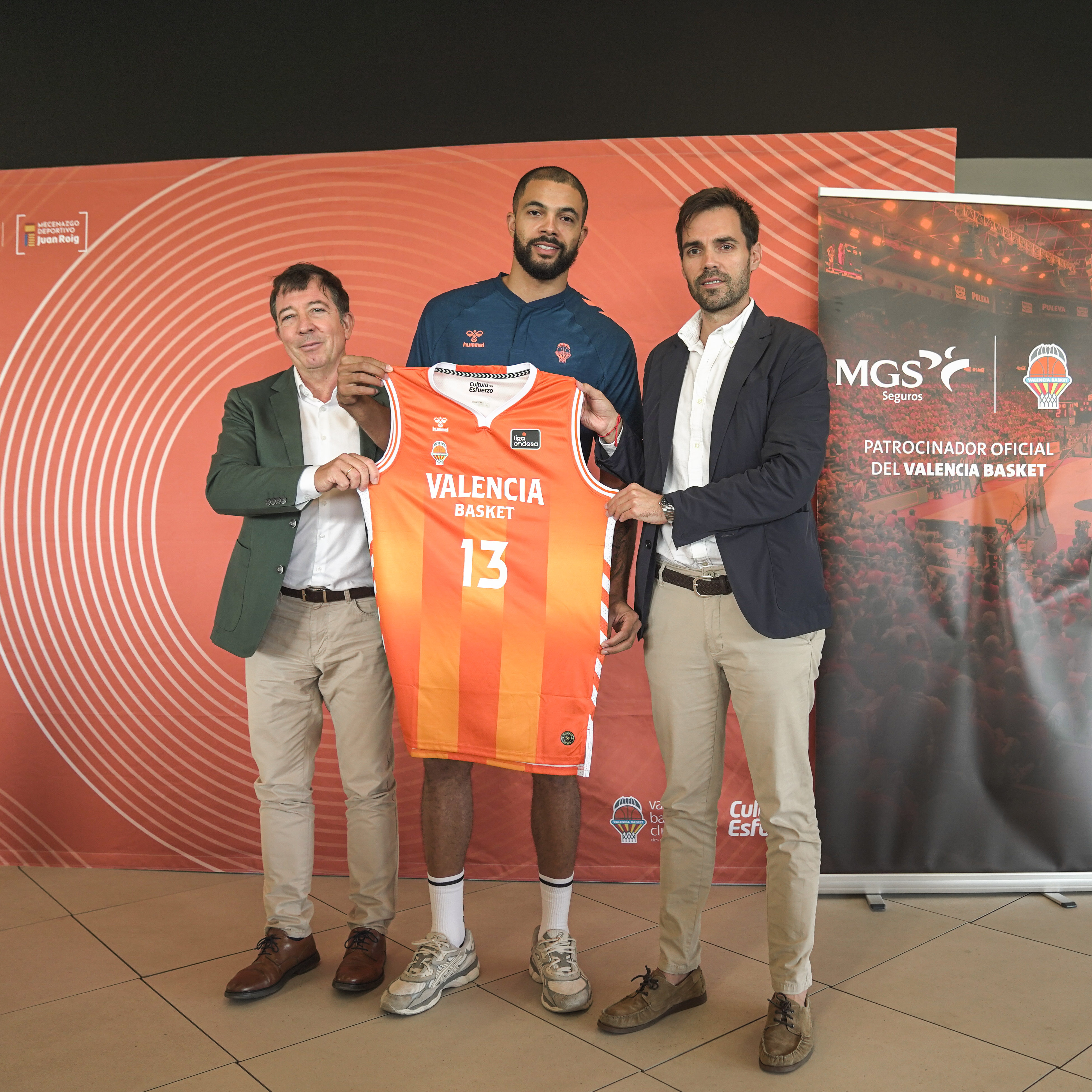 Darius Thompson, presented as new Taronja player at El Mercat de Roig ...