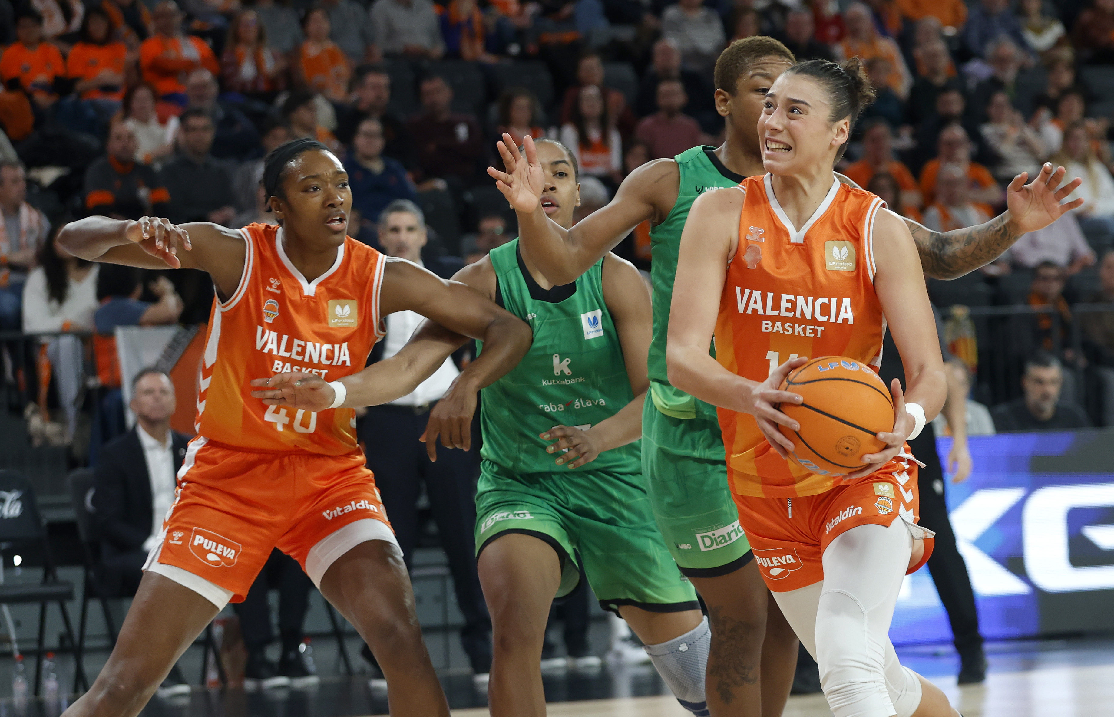 Gran victoria ante Kutxabank Araski en el Roig Arena (90-61) - Valencia ...