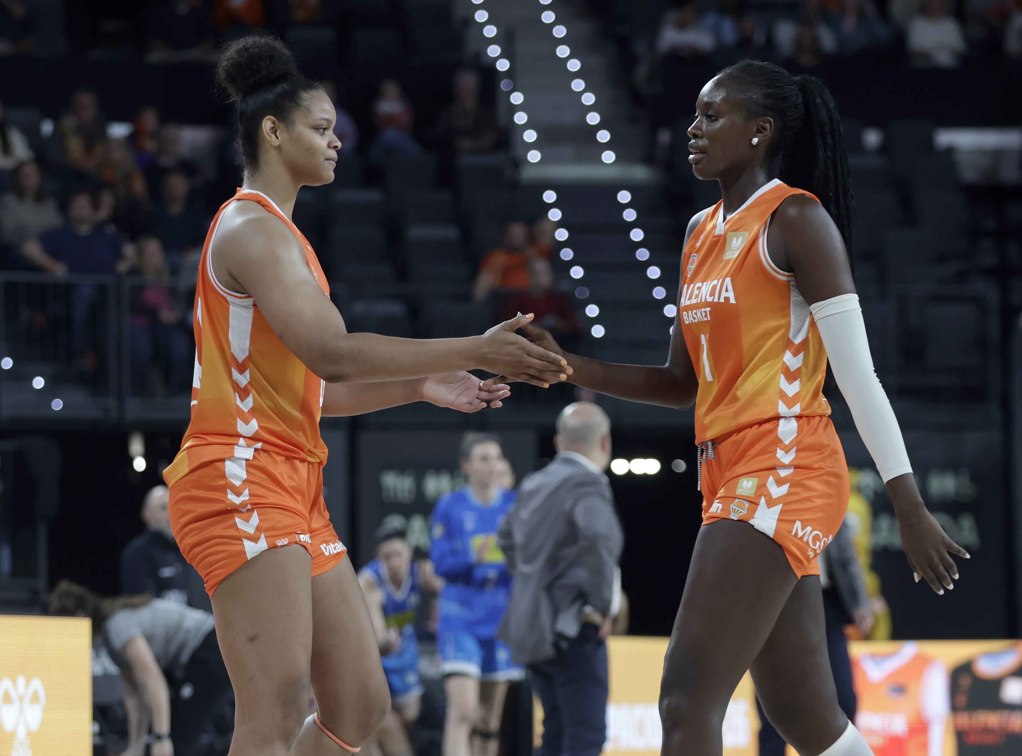 Xoc per la segona plaça davant Spar Girona en el Roig Arena - Valencia ...